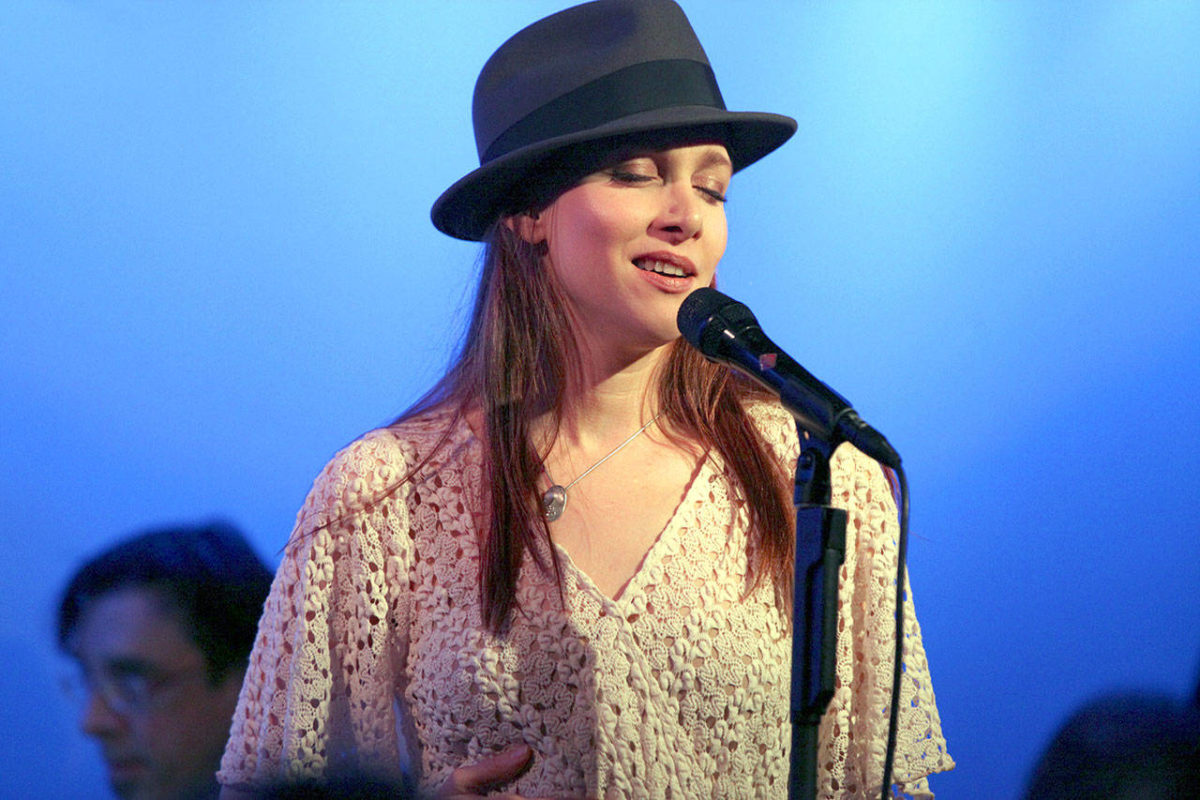 Lauren Fox reunites Joni Mitchell, Leonard Cohen tunes in Port Angeles ...