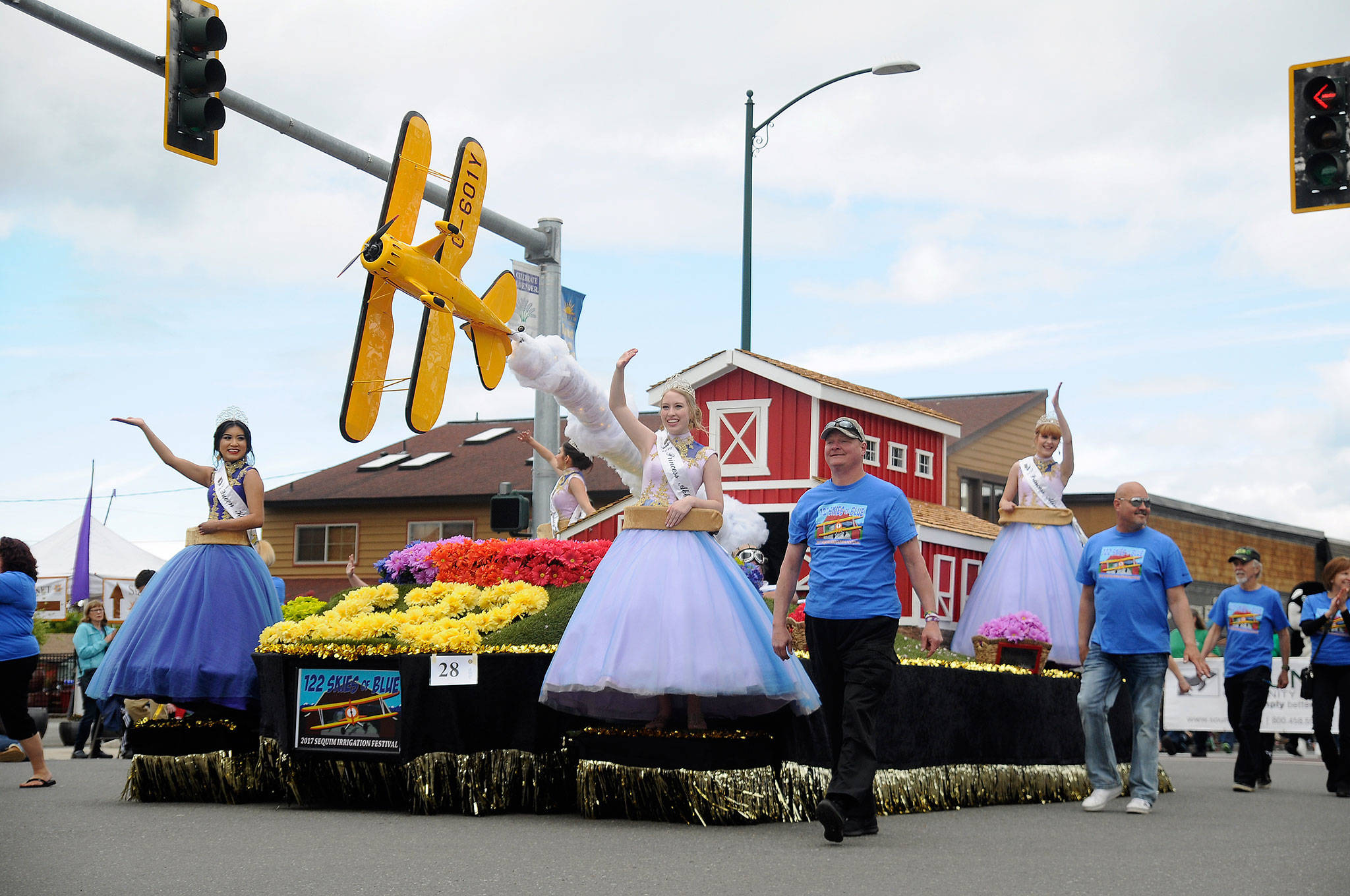Visitors brave weather for Sequim Irrigation Festival | Peninsula Daily ...