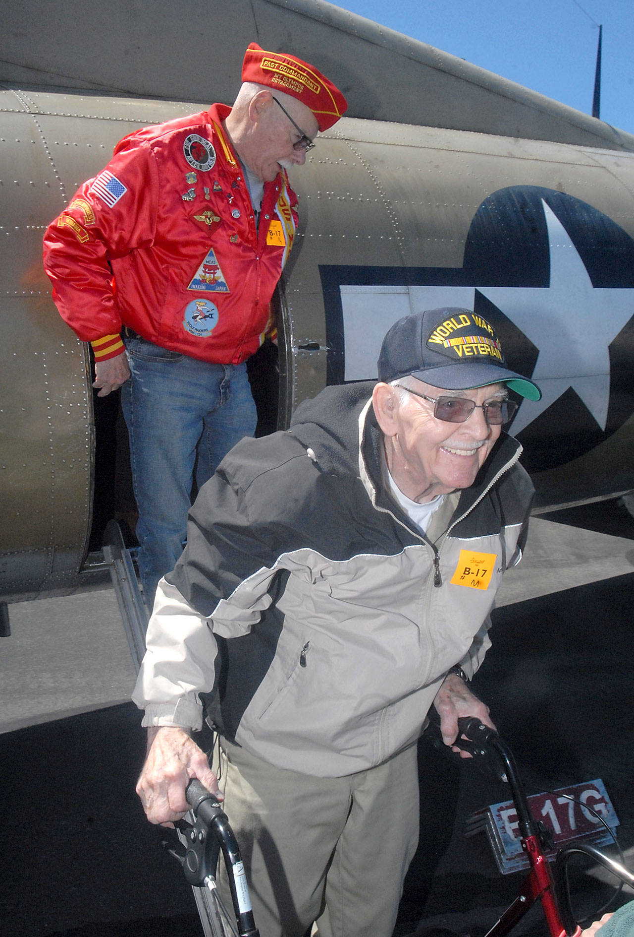 B-17 WWII bomber flies veterans at Port Angeles during Wings of Freedom ...