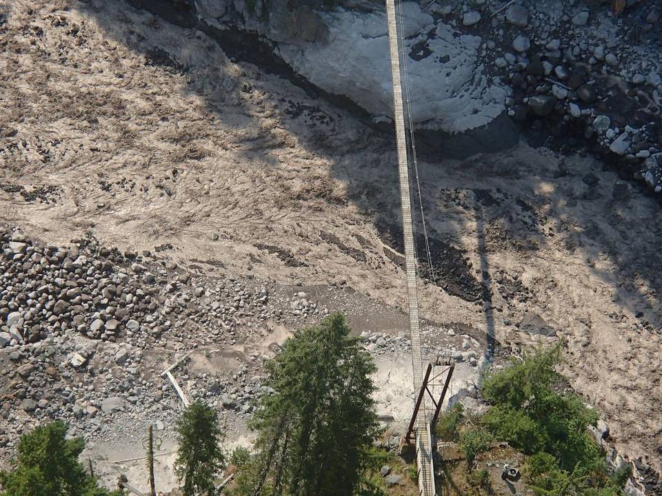 Glacier breaks off, causes flood of debris and water in Mount Rainier ...