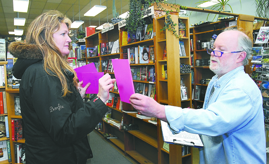 Group of volunteers spreads love through downtown PA | Peninsula Daily News