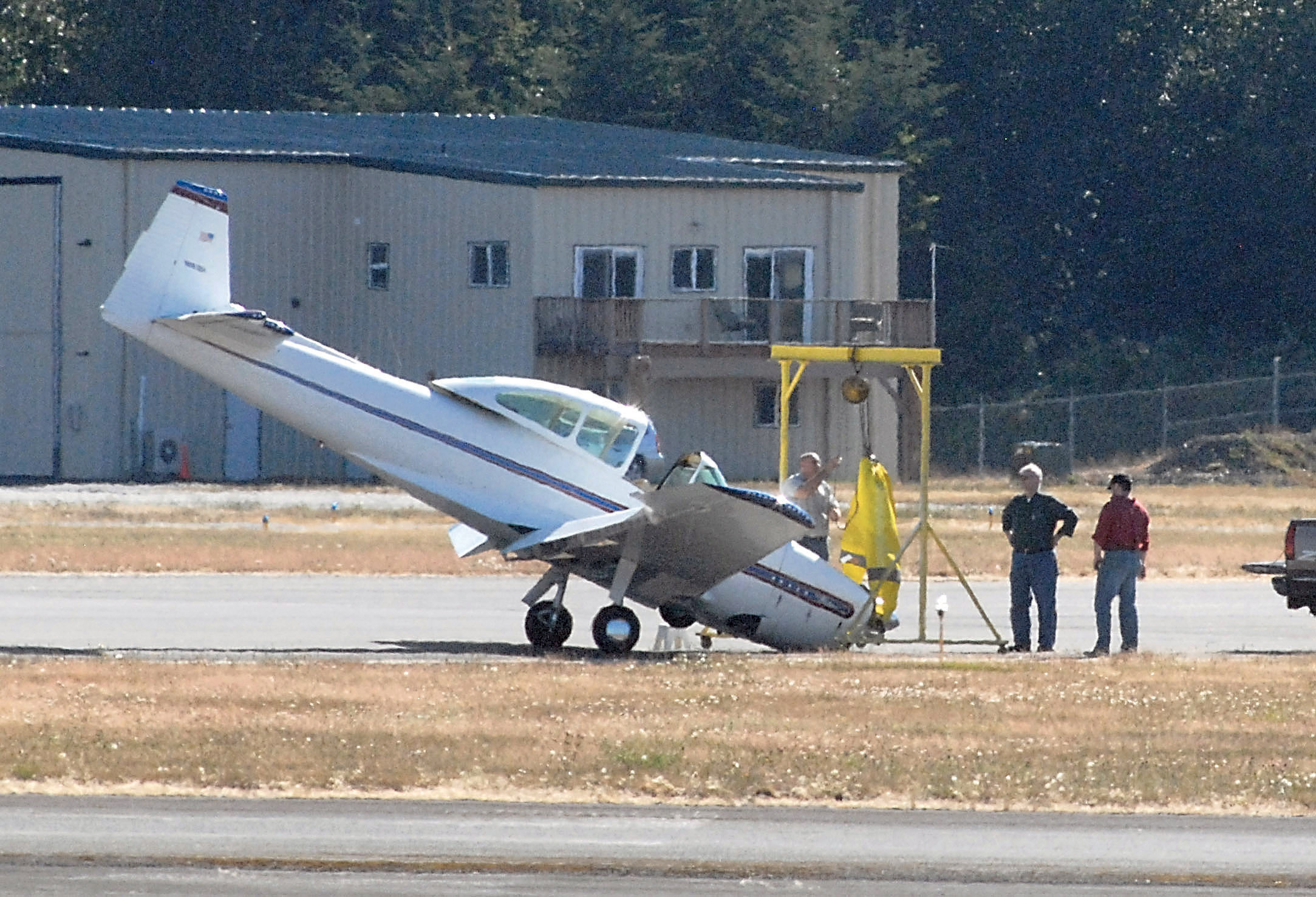 UPDATE — Classic plane suffers little damage in nose-down mishap at ...