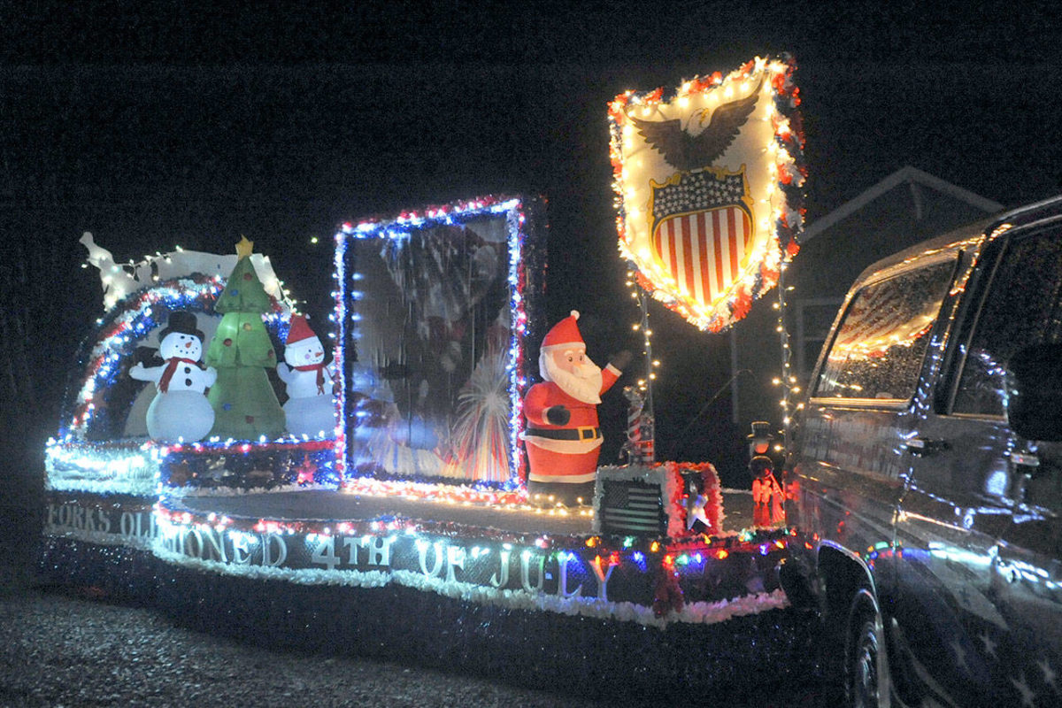 West End celebrates season with Twinkle Light Parade, tree lighting and ...