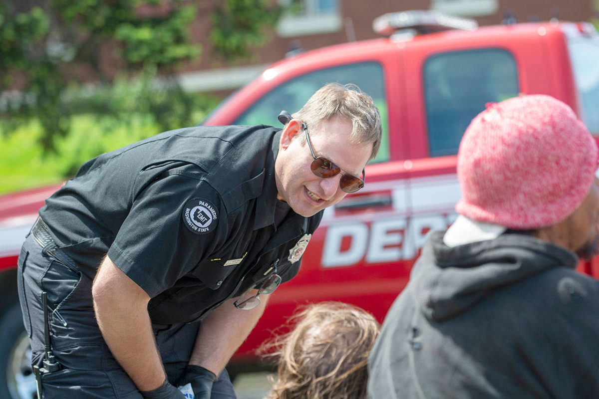 Social worker, police offer aid to homeless, others in need | Peninsula ...