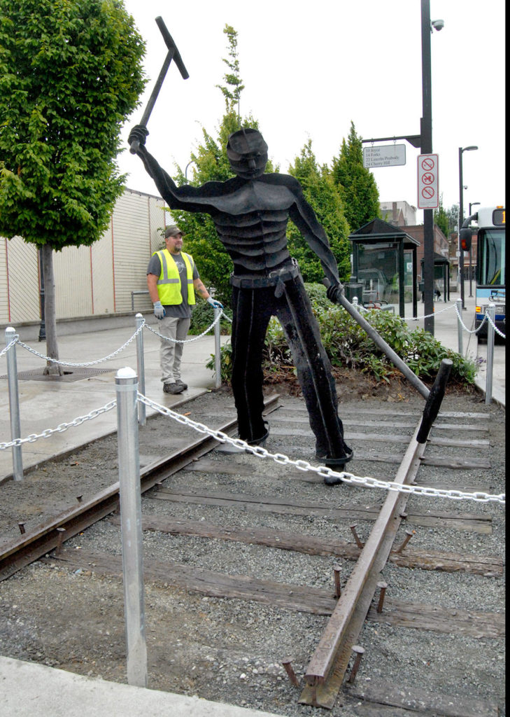 PHOTO: Gandy dancer strikes pose at new location | Peninsula Daily News