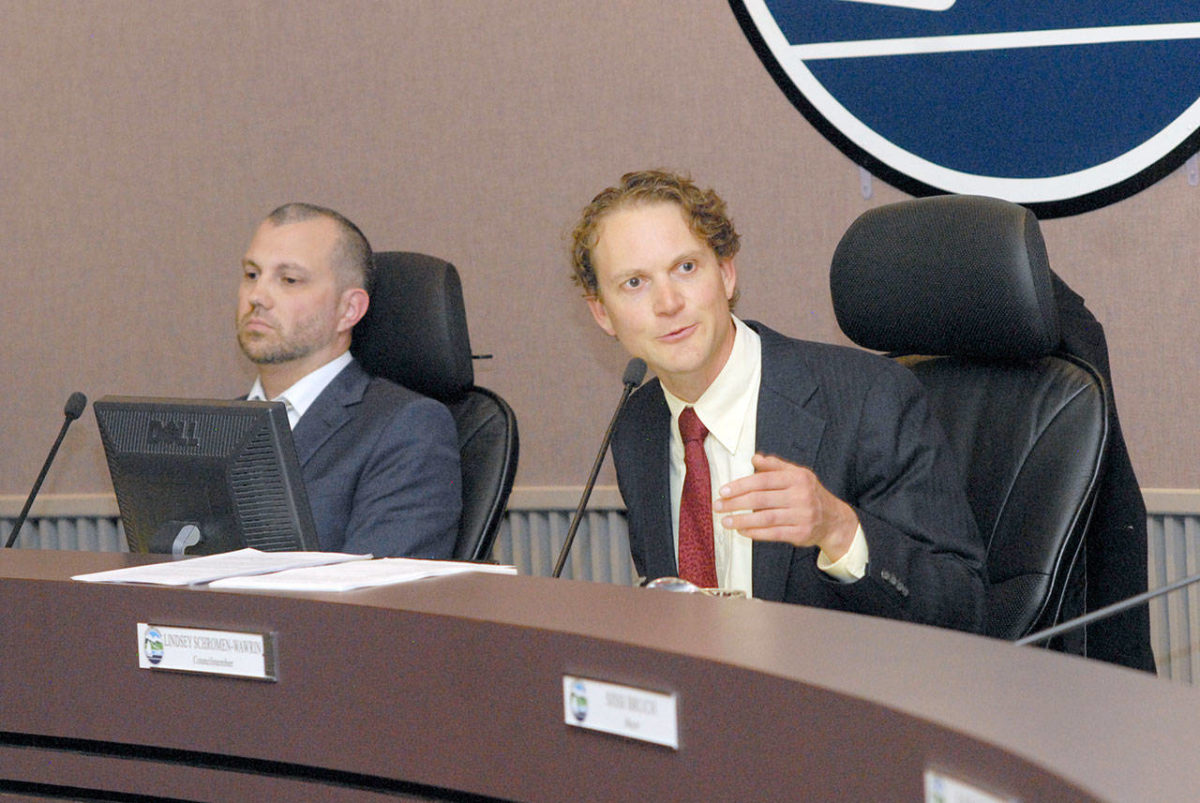 Bid to remove Bruch’s title of mayor fails in Port Angeles | Peninsula ...