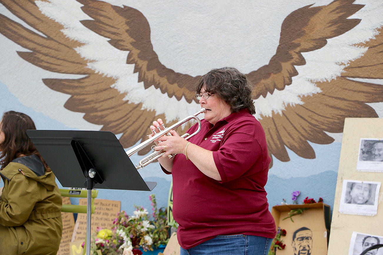 Pop-up concert | Peninsula Daily News