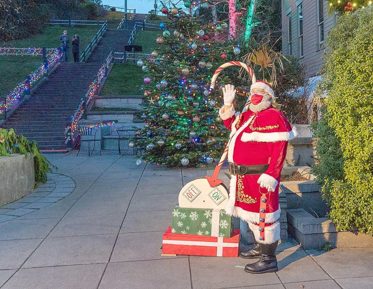 Santa lights up Port Townsend | Peninsula Daily News