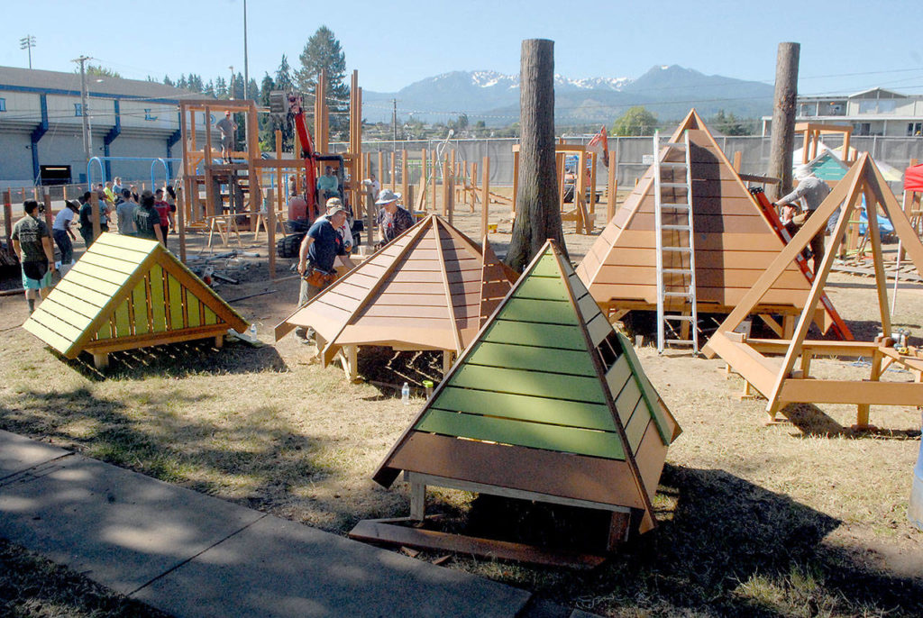 Volunteers race to complete Dream Playground | Peninsula Daily News