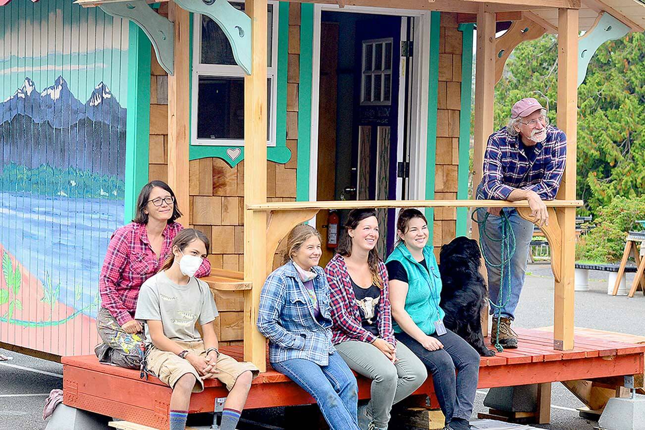 Community Boat Project workers build tiny home | Peninsula Daily News