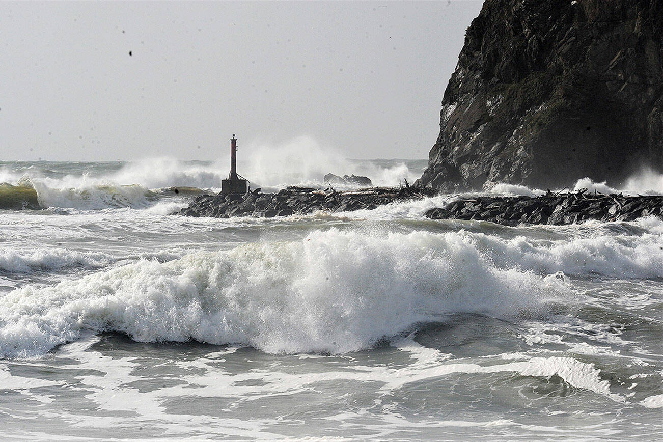 Surf pounds shore on West End | Peninsula Daily News