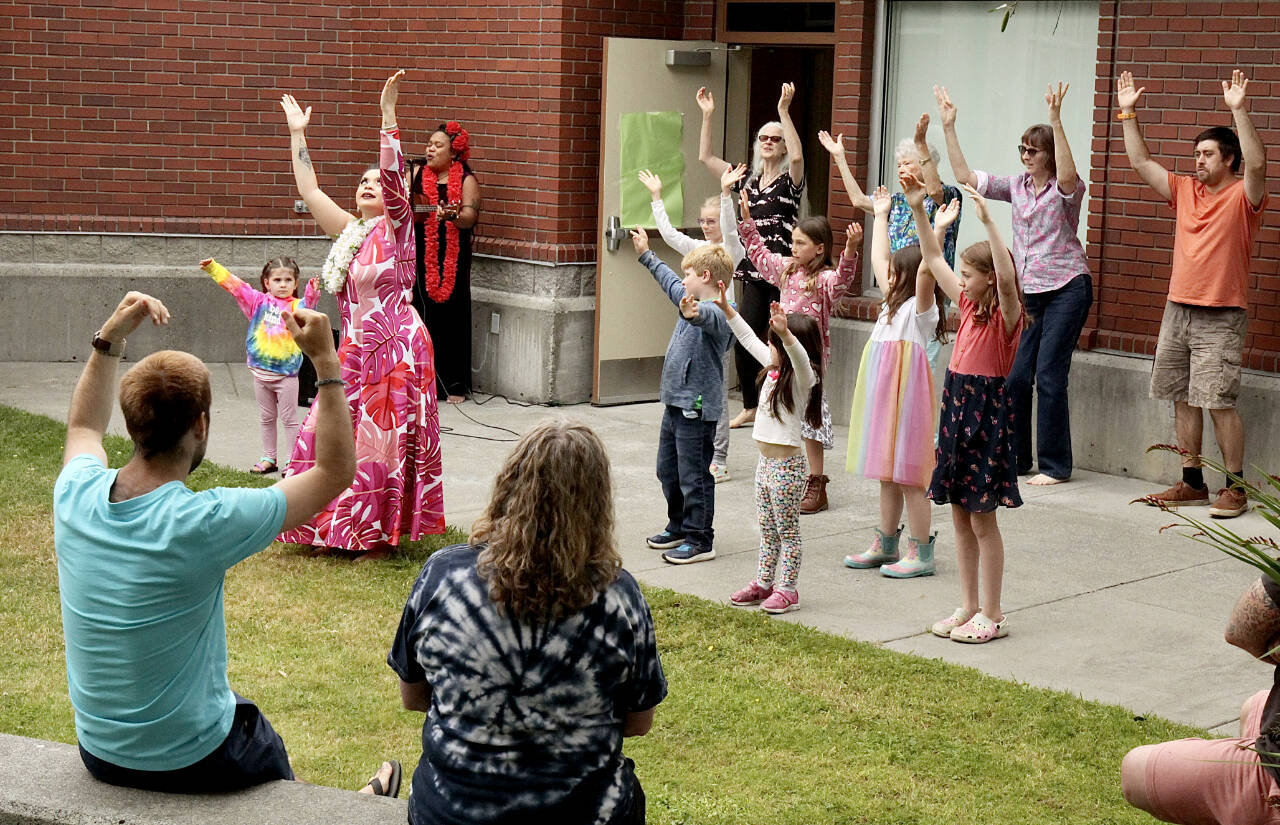 Mother, daughter share hula culture, tradition | Peninsula Daily News