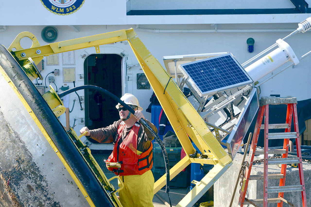 Crews refurbish weather buoy in Strait | Peninsula Daily News