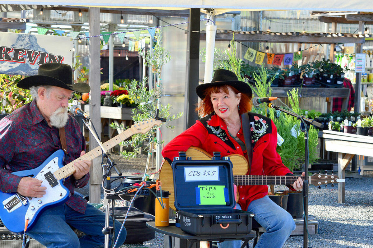 Farmers Market music | Peninsula Daily News