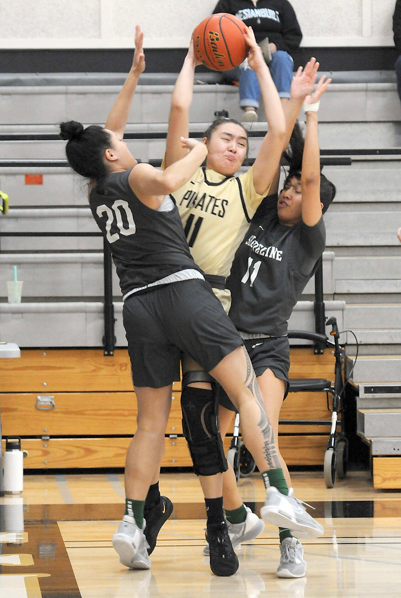 COLLEGE BASKETBALL: Peninsula women back in first; men lose on a tip-in ...