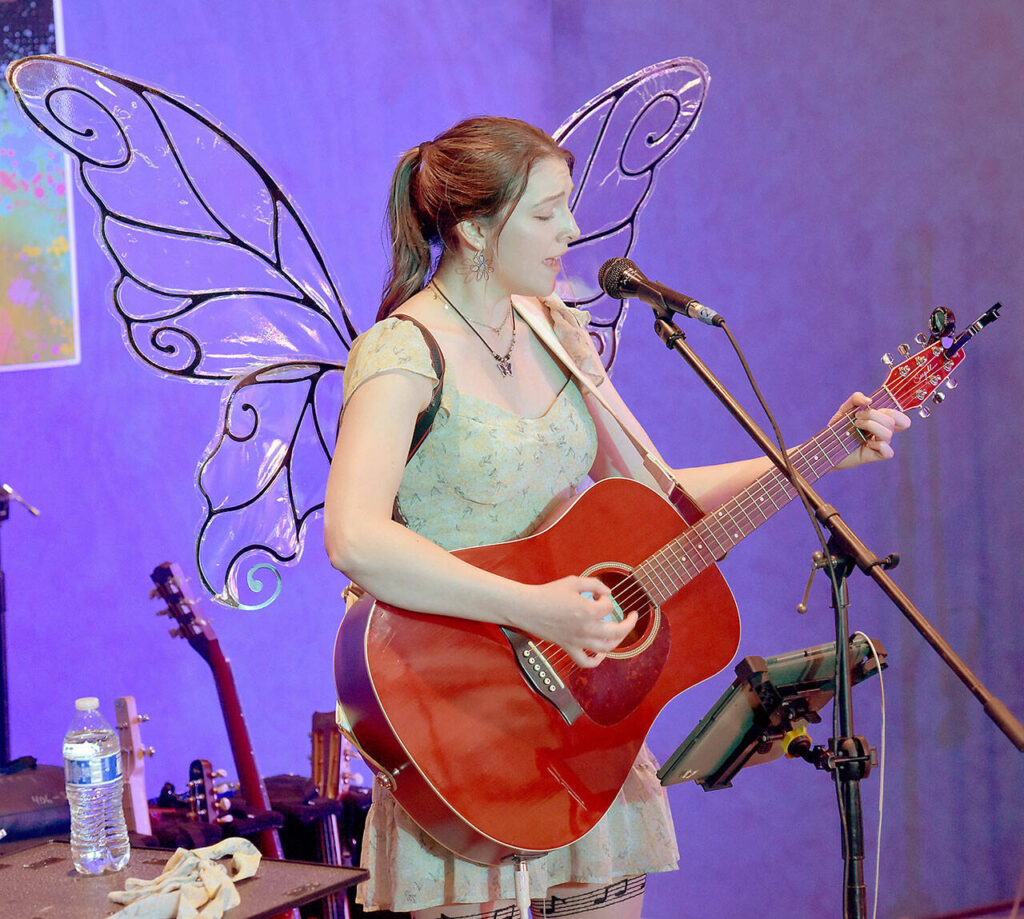 Festival acts light up stage | Peninsula Daily News