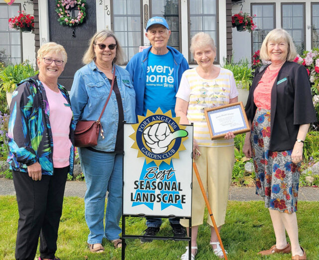 Green thumb award given | Peninsula Daily News