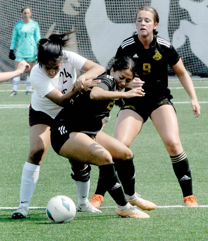 WOMEN’S SOCCER: Peninsula hangs on tight for win | Peninsula Daily News