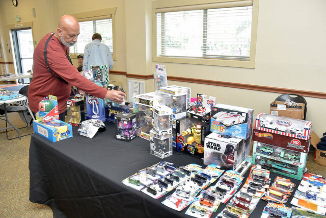 Toy show | Peninsula Daily News