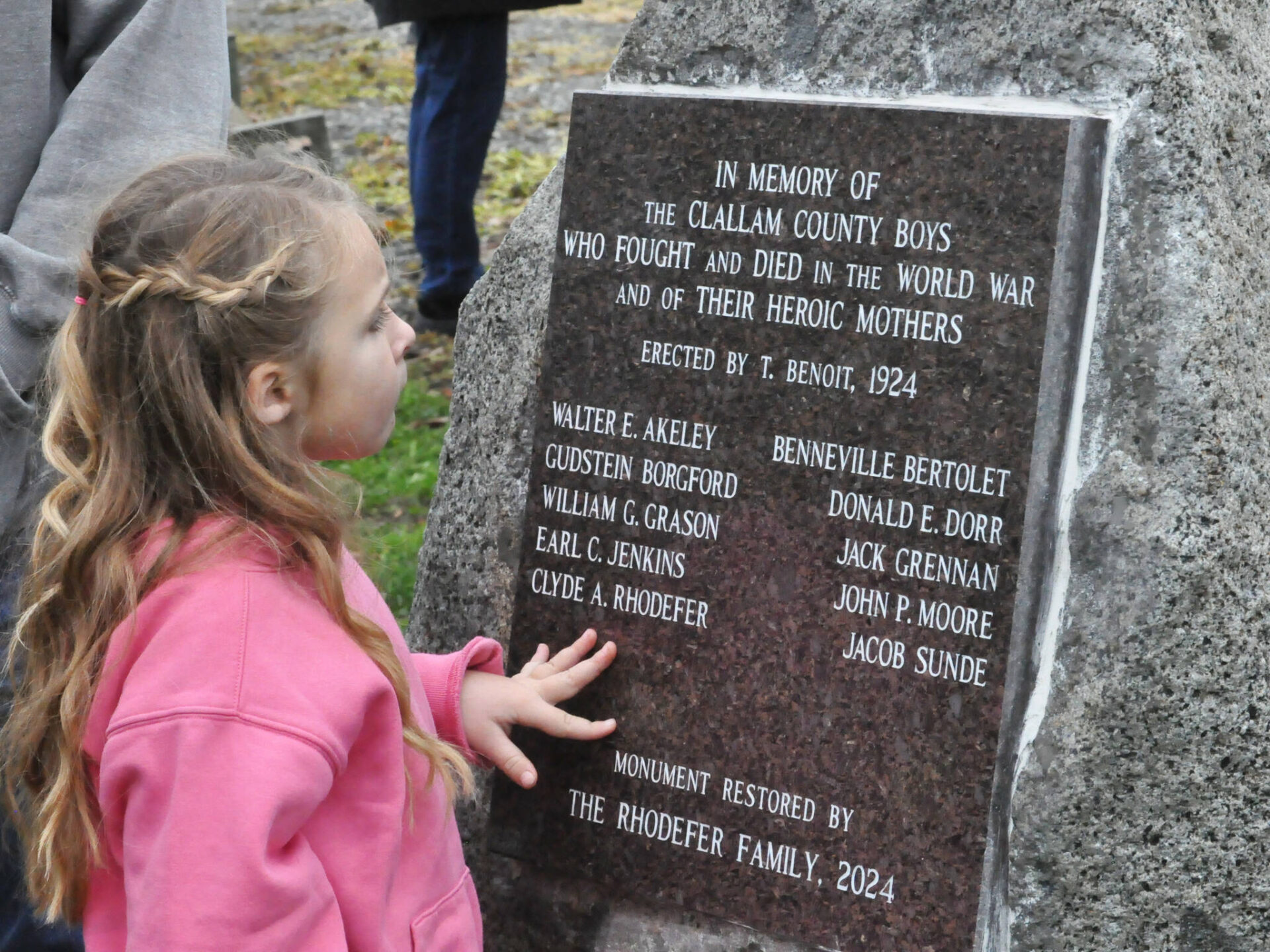 WWI plaque rededicated for 10 servicemen | Peninsula Daily News