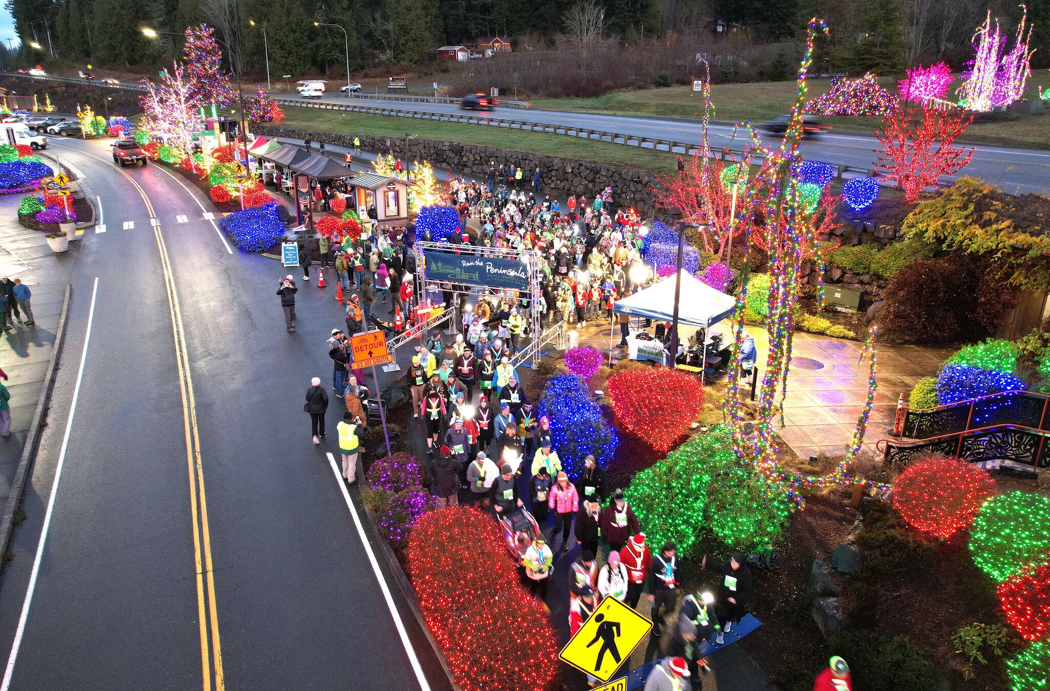 RUN THE PENINSULA: Record-setting crowd at Jamestown Glow Run ...