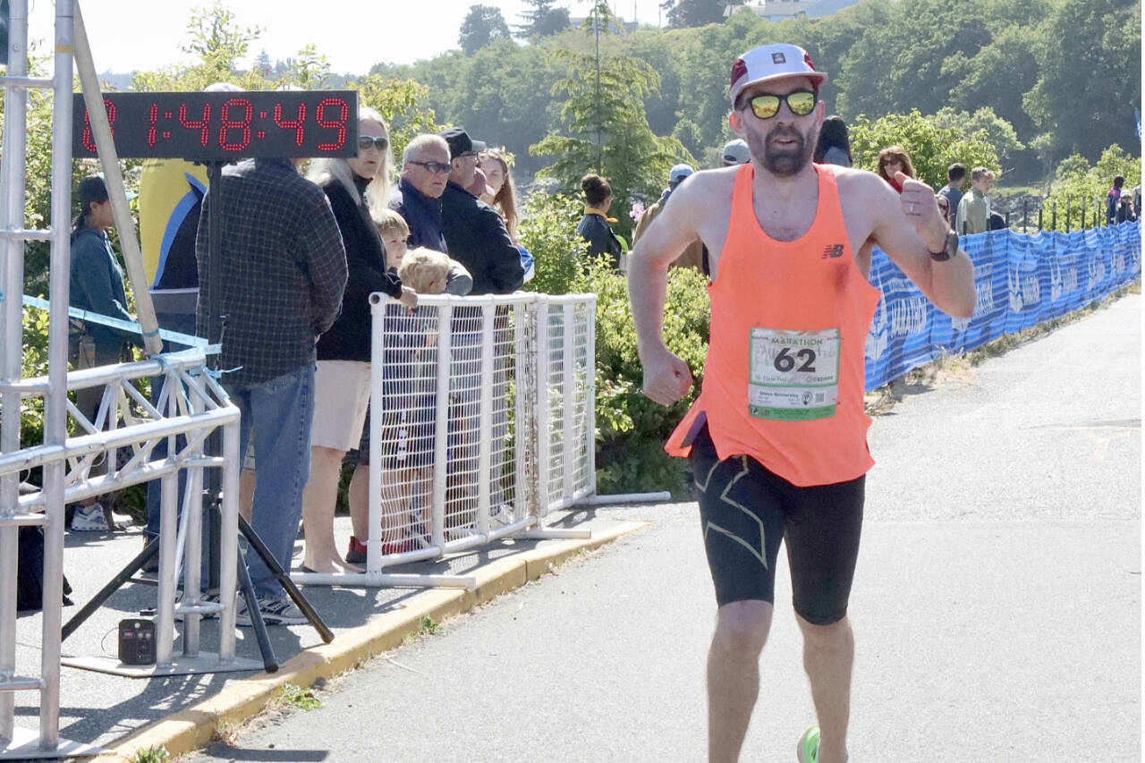 Victoria runners lead the way in annual marathon | Peninsula Daily News
