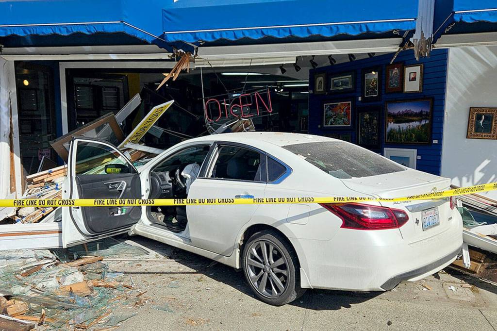 Car goes into building | Peninsula Daily News