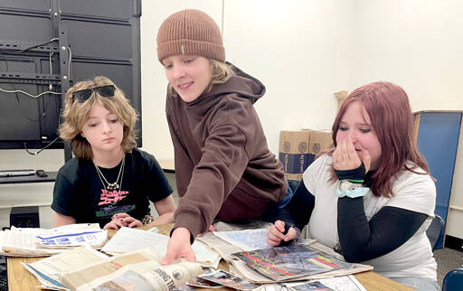 Middle school students open capsule from 1989 | Peninsula Daily News